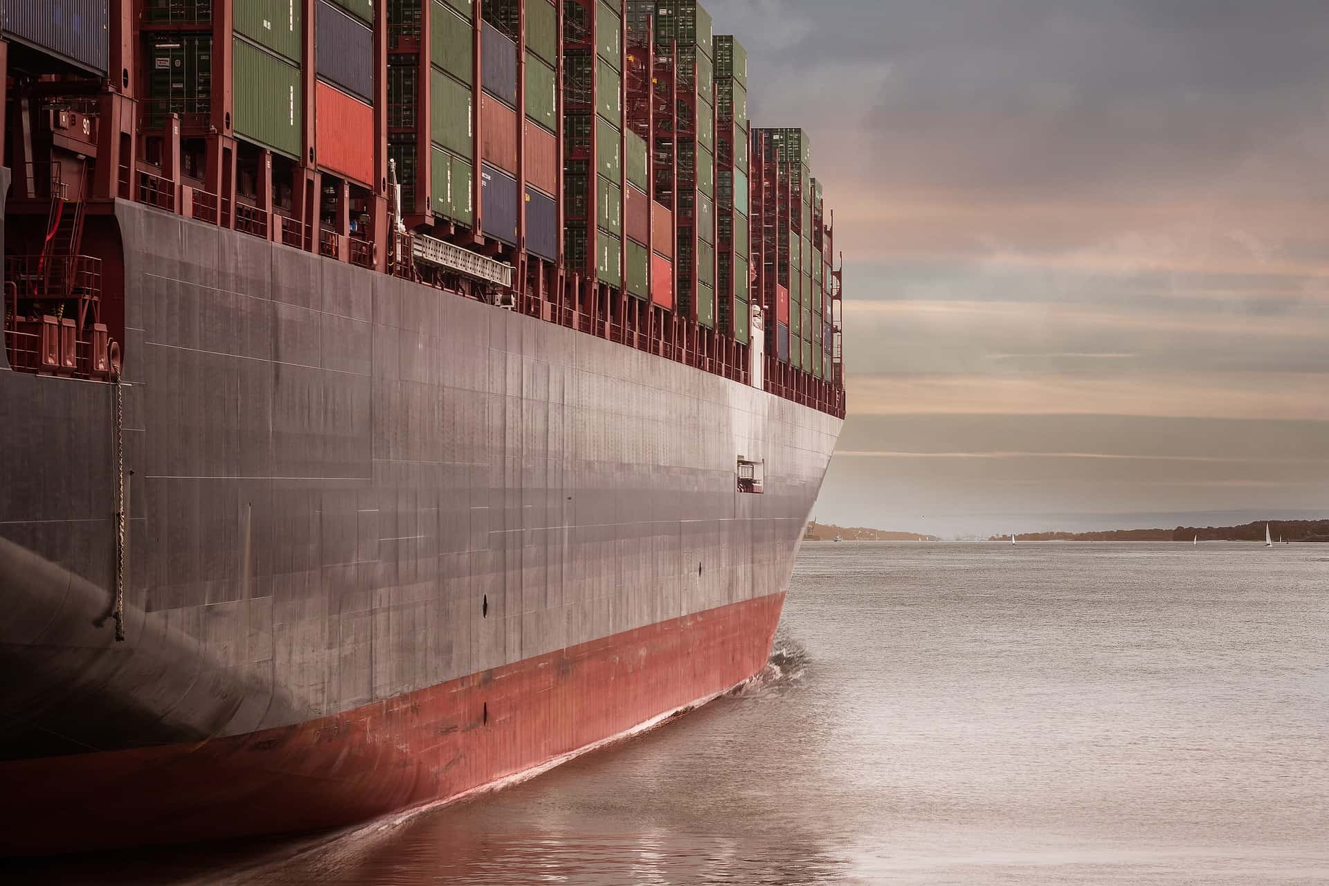 Shipping via Sea & Air Freight: Learn the Differences